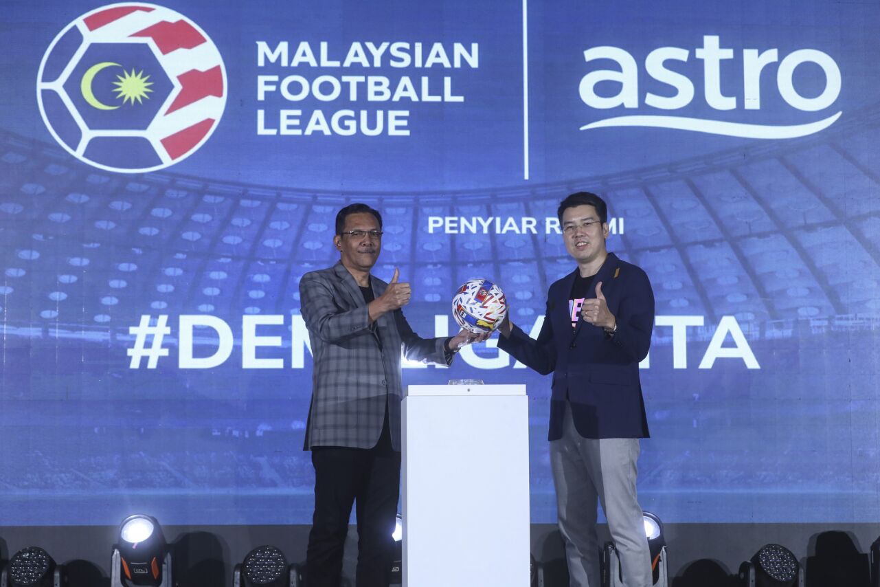 Dari Kiri - Dato’ Ab Ghani Hassan, Presiden Malaysian Football League ...